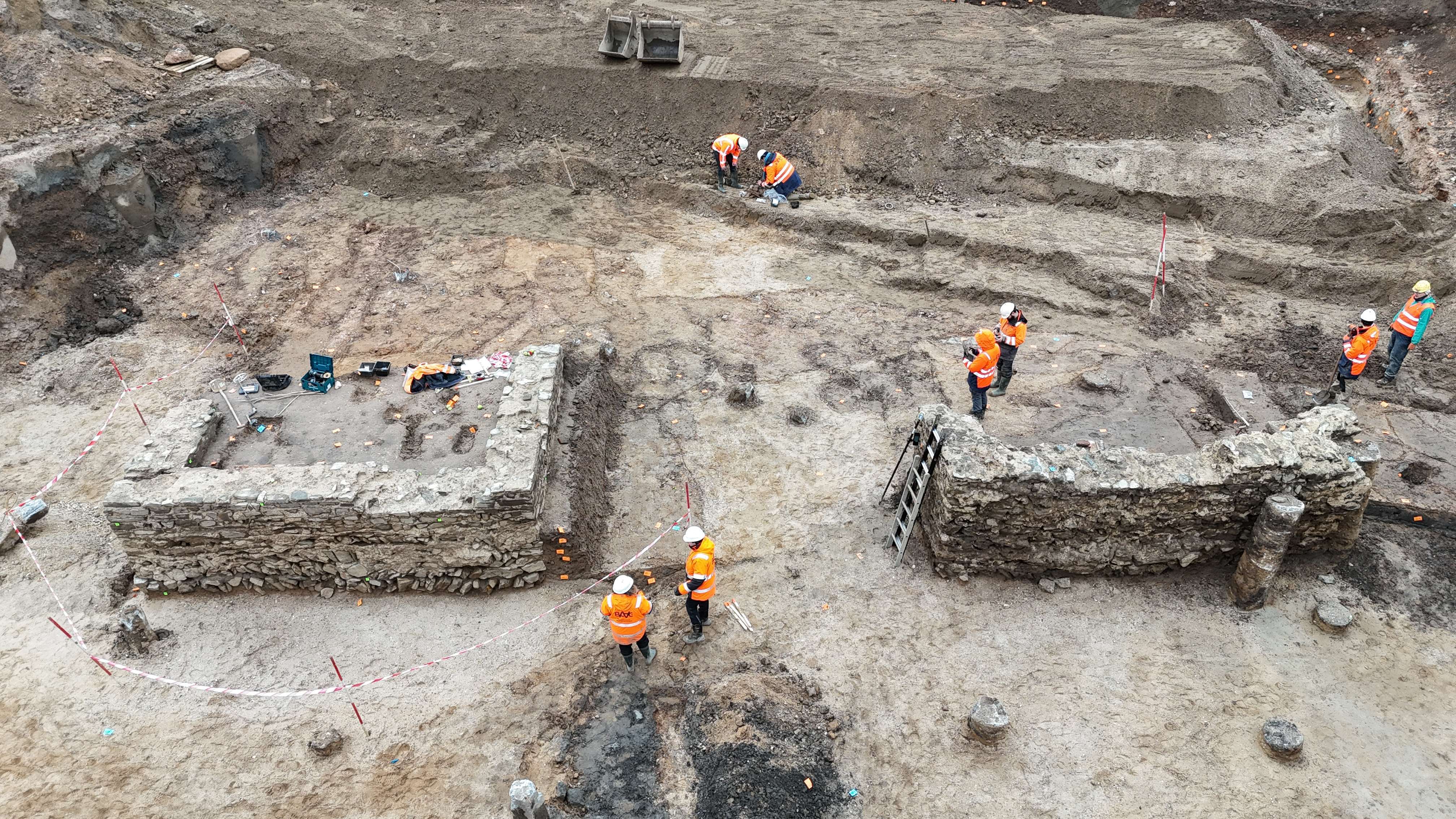 Riesiges Römisches Thermalbad ausgegraben | Monopol