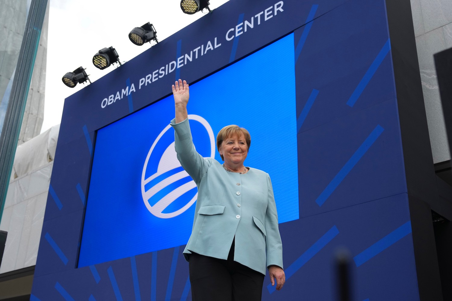 Merkel überraschend bei Einweihung von Obama-Museum | Monopol